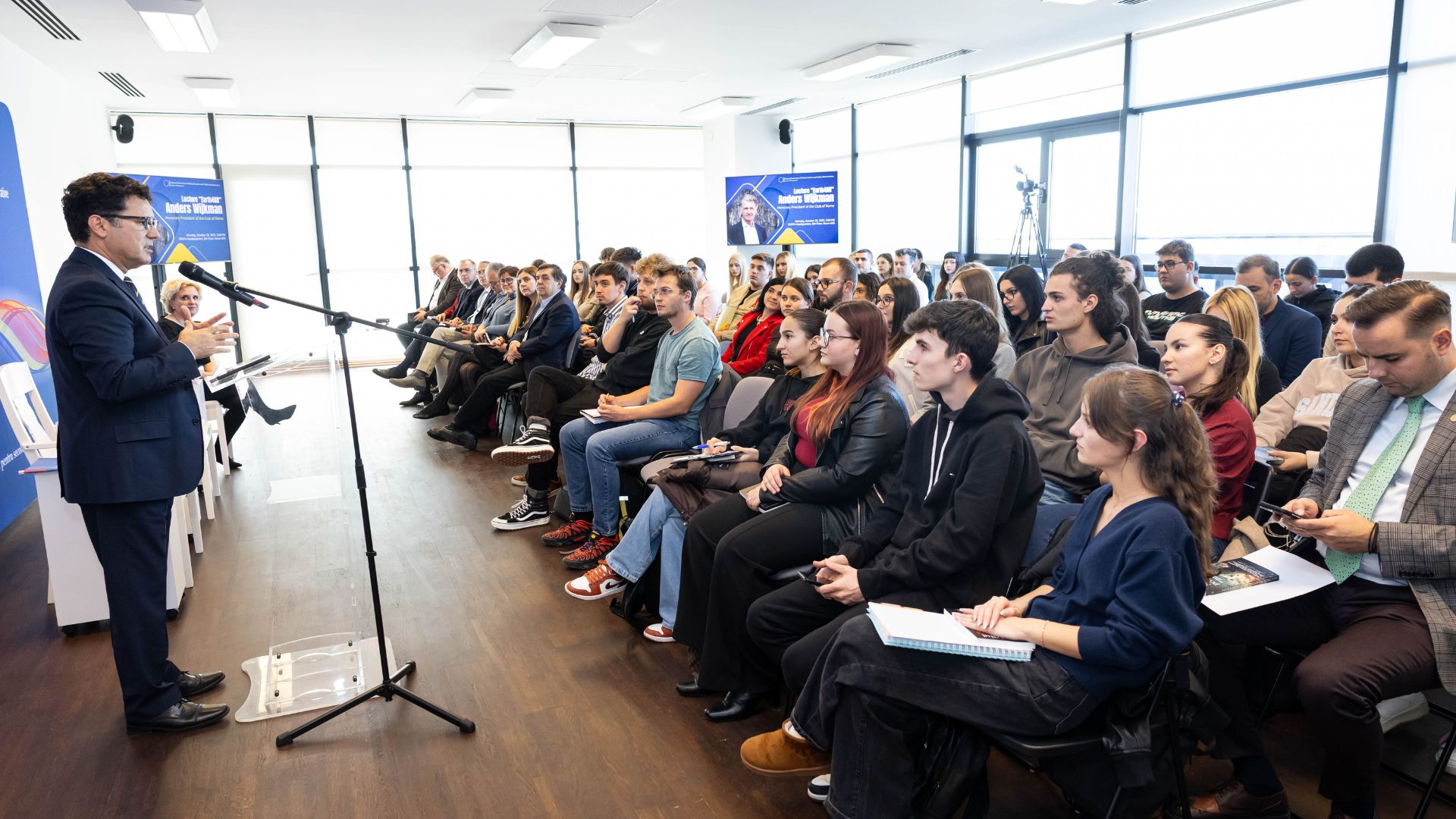 Anders Wijkman, președintele onorific al Clubului de la Roma, a lansat, la SNSPA, volumul ...